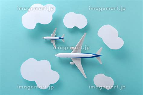飛行機とスーツケースと雲の模型を使った青い背景の海外旅行のイメージの写真素材 240097613 イメージマート