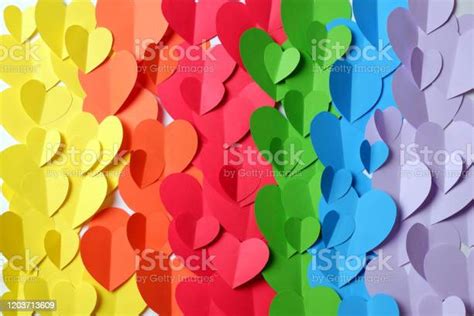 여러 가지 빛깔의 종이 하트 컷 아웃 배경의 무지개 Lgbt 사랑 발렌타인 데이 평등 자유 자유 다양성 다양성 관용 개념 다중