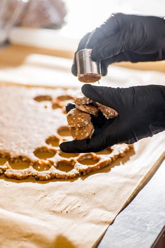 베이커는 베이킹 시트에 생 압연 반죽에서 둥근 비스킷을 형성한다 베이킹 준비 갈색에 대한 스톡 사진 및 기타 이미지 갈색 건강한 식생활 날것 Istock