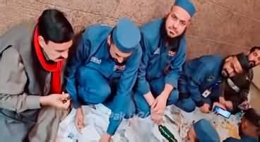 Sheikh Rasheed Masjid E Nabvi Mein Iftari Karty Huwey