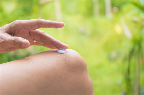 여자의 손 자연 배경에서 무릎의 피부에 로션을 적용 합니다 건강관리와 의술에 대한 스톡 사진 및 기타 이미지 건강관리와 의술