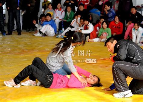 江苏连云港举行中小学生摔跤比赛 人民图片网