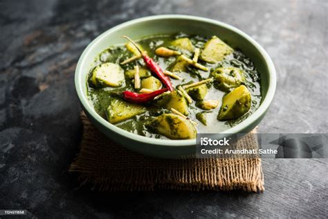 알루 Palak Sabzi 또는 시금치 감자 카레 그릇에 제공 됩니다 인기 있는 인도 건강 한 레시피 선택한 감자 요리에 대한