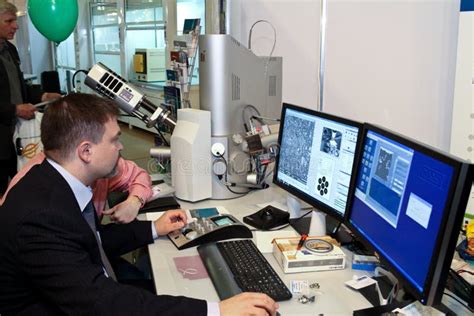 Operator Controls The Silicon Drift Detector Eds Editorial Image