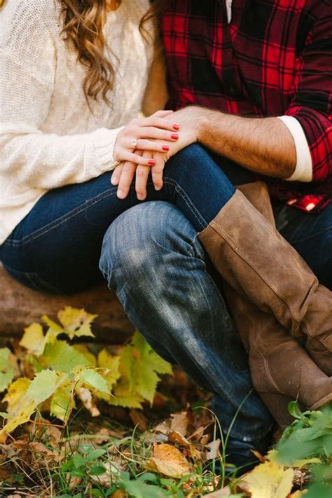 30 Super Captivating Fall Engagement Photos 2024 Roses And Rings