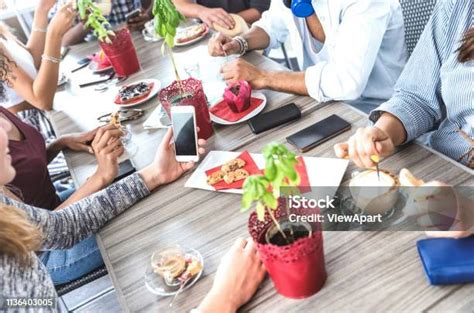 커피 숍 레스토랑에서 카푸치노를 마시는 친구의 탑 사이드 뷰재미 함께 먹고 모바일 스마트 폰을 사용 하 여 패션 카페 바우정 개념 밝은 Azure 필터 비즈니스에 대한 스톡