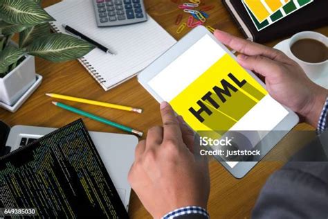 Html 웹 개발 및 웹 디자인 유행 긴 그림자 평면 설계 및 화면 컴퓨터 코딩 코드 Php 프로그래밍 코딩 사이버 공간에