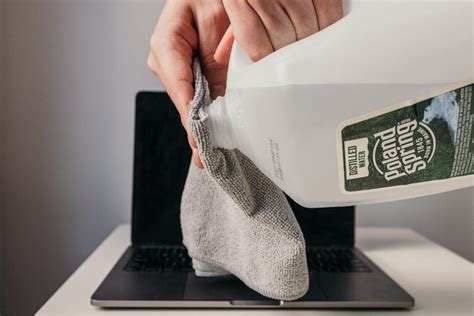 How To Clean A Computer Screen Safely — How To Clean A Laptop Screen
