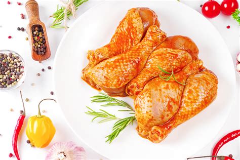 바베큐 양념 치킨 드라마블랙 요리 보드 신선한 로즈마리 잎과 체리 토마토와 흰색 배경 다양한 향신료 클로즈업 반 제품 빠른 요리