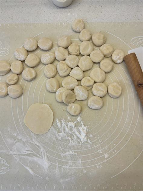 【饺子皮的做法步骤图，饺子皮怎么做好吃】常蒜蒜下厨房