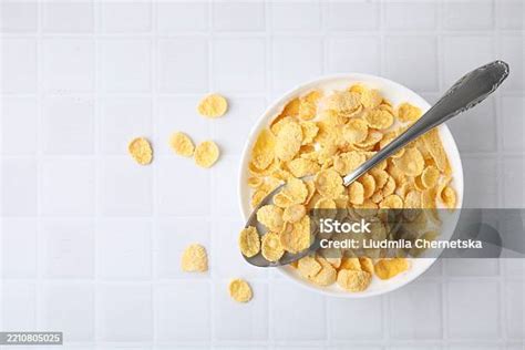 아침 시리얼 그릇에 우유를 담은 맛있는 콘플레이크와 숟가락을 하얀 타일 테이블에 올려 놓은 모습 텍스트를 위한 공간 0명에 대한 스톡 사진 및 기타 이미지 Istock