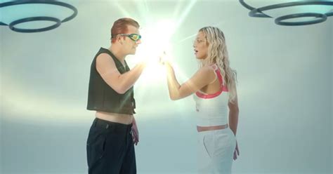 Planet Of The Bass Cette Parodie Deurodance Devient Un Véritable Hit