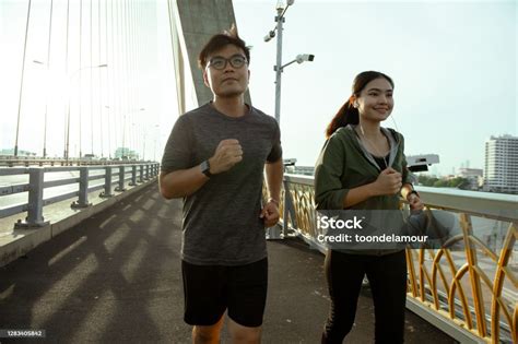 아시아 사람들 함께 아침 교통 중에 도시의 다리에서 스트레칭을 운동하기 전과 후에 워밍업 거리에 대한 스톡 사진 및 기타 이미지