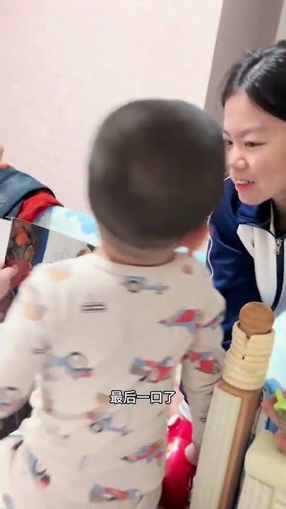 给弟拿水喝，换来10个亲亲，血赚，赢麻了😅 写完作业玩会儿弟弟，不仅喜欢亲弟弟，被弟弟亲亲也是一件很幸福的事儿，这不就帮弟弟拿杯水喝，就赚来十个亲亲，都把弟弟亲累了 😂二胎生活欢乐多 人类幼崽