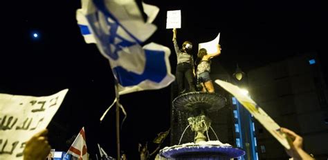 Miles De Manifestantes Exigen La Dimisión De Netanyahu