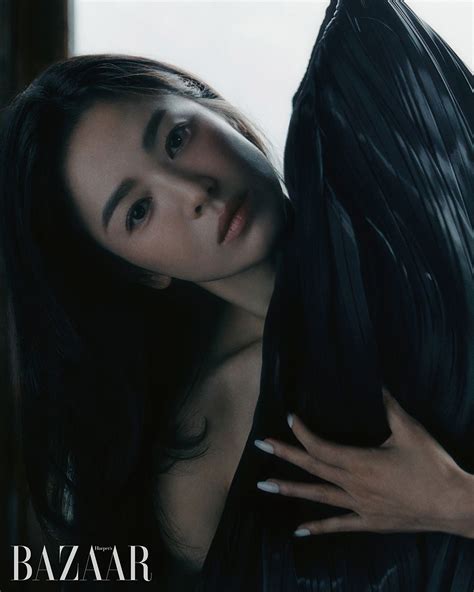 송혜교의 여러 얼굴 익숙함과 낯섦 사이 하퍼스 바자 코리아