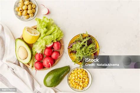 포드맵 케토 비건 재료 식물성 식단 야채 및 과일 아보카도 채소 올리브 Fodmap 복사 공간이 있는 Paleo 다이어트 개념