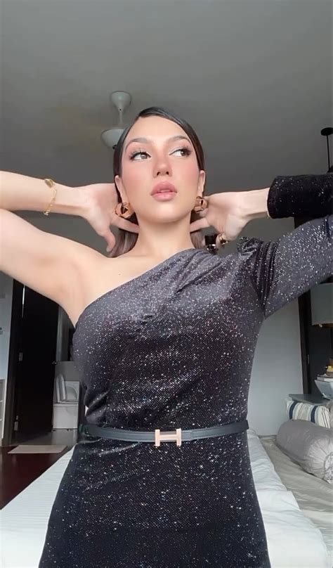 Netizen Selar Penampilan Seksi Elisya Sandha Tayang Guna Produk Boikot