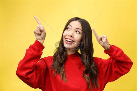 年轻美丽的亚洲女指向复制空间孤高清图片下载 正版图片505760574 摄图网