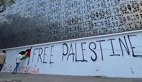 Arrestation De Trois Jeunes Pour Des Tags Pro Palestine Peints Sur Le