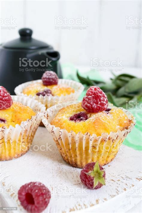 라스베리와 함께 맛 있는 갓 구운된 머핀 가루 설탕 흰 나무 배경에 주전자 장식 가루 설탕에 대한 스톡 사진 및 기타 이미지