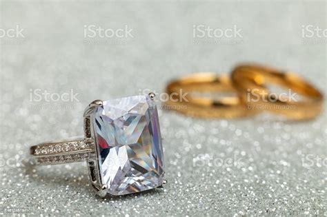 저와 결혼해 주시겠어요 약혼 반지와 은색 반짝이 배경에 두 개의 결혼 반지 약혼 결혼 제안 결혼식 개념입니다 성 발렌타인 데이 엽서 발렌타인 데이에 배너입니다 공간을