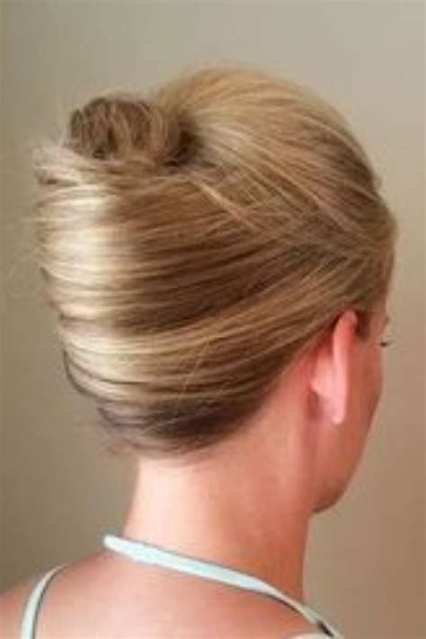 15 Chic And Practical Hairstyles For A Waitress