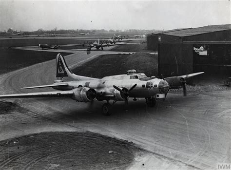 Asisbiz Boeing B 17g Fortresses 8af 303bg Taxi Along The Perimeter