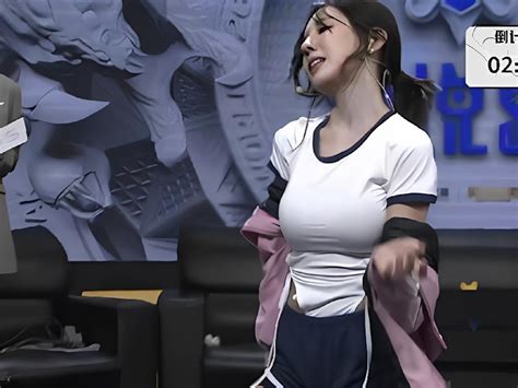 百萬女網紅與男友「激戰」誤開麥直播傳出【啪啪啪】謎聲，事後鞠躬道歉說當時沒忍住！ 趣聞圖說