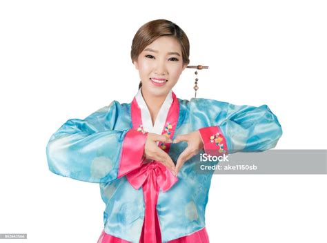 클리핑 경로와 격리 하는 흰색 바탕에 심장 모양의 팔을 만드는 한국 전통 드레스를 입고 아시아 여자 귀여운에 대한 스톡 사진 및