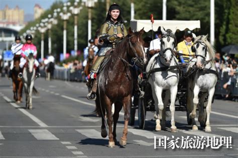 中国马术耐力赛国家队队员助力包头马术盛装城市巡游活动国家旅游地理探索自然 传播人文 愉悦身心