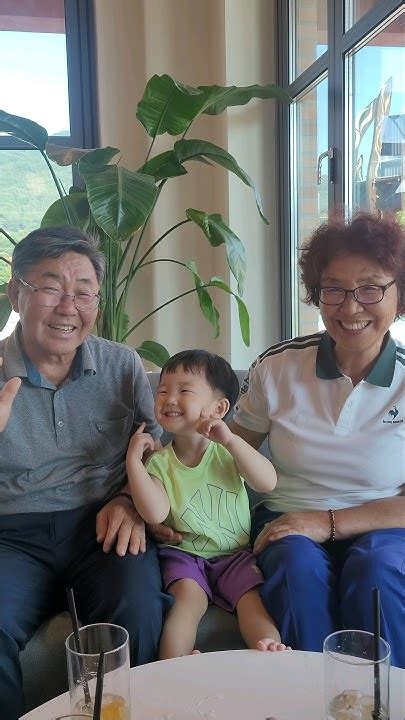 할아버지 할머니랑 사진찍고 인사하기~😍👶😁 Youtube