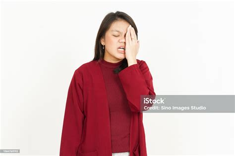 흰색 배경에 고립 된 빨간 셔츠를 입고 아름다운 아시아 여성의 두통 제스처 20 24세에 대한 스톡 사진 및 기타 이미지
