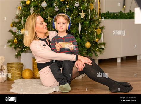 Le Fils De Cinq Ans Est Assis Sur Les Genoux De Sa Mère Joue Avec Son