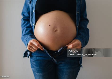 Foto De Mulher Grávida De Jeans Mostrando Barriga Conceito De Moda