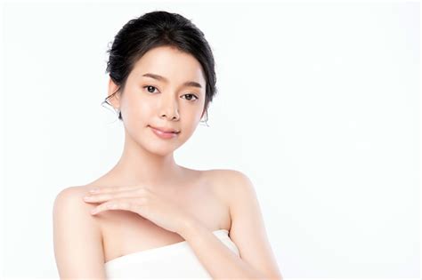 초상화 아름 다운 젊은 아시아 여자 깨끗 한 신선한 맨 피부 개념입니다 아시아 소녀 아름다움 얼굴 스킨 케어 및 건강 웰빙 얼굴 치료 완벽한 피부 자연 메이크업 흰색 배경에