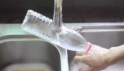 矿泉水瓶做水龙头塑料瓶瓶子大山谷图库