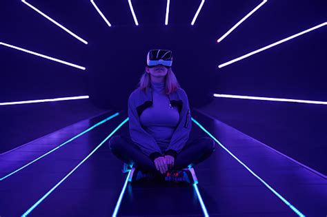 여성은 가상 현실 헤드셋을 사용하여 메타버스에 액세스합니다 Brand Name Video Game에 대한 스톡 사진 및 기타 이미지 Brand Name Video