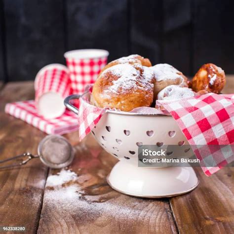전통적인 Oliebollen 기름만 두 또는 나무로 되는 숟가락 네덜란드 새 해의 이브와 쓸데 공간 복사 0명에 대한 스톡 사진 및 기타 이미지 Istock