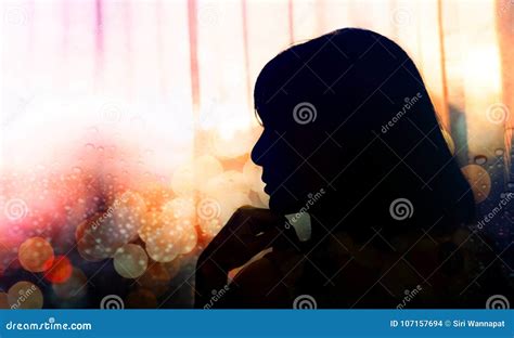 Retrato De Una Mujer De La Tristeza Mano De La Vista Lateral En Chin Silueta Foto De Archivo