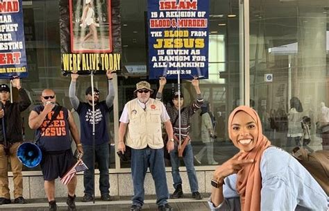 This Muslim Womans Photo In Front Of Anti Muslim Protest Goes Viral