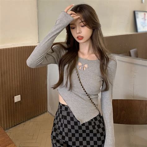 Fashionlily เสื้อยืดทรงสลิมฟิตของผู้หญิง เสื้อคอกลมแขนยาวลายฉลุสีพื้น