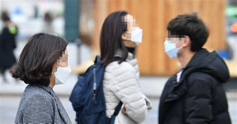 다 쓴 마스크 끈만 잡고 벗어야 착용 전후 손씻기 중요