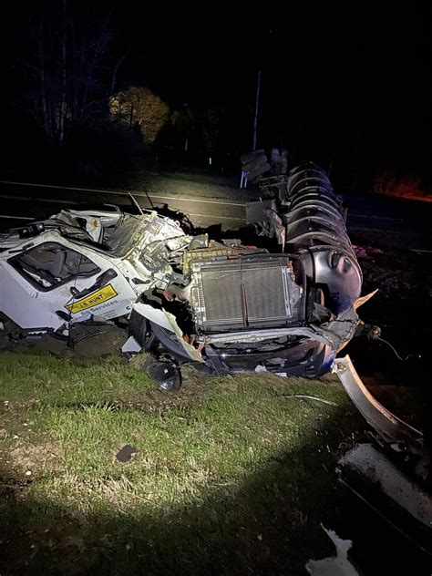I 55 Frontage Road Blocked After 18 Wheeler Overturns In Hinds County