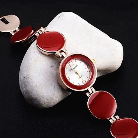 Women Round Dial Bracelet Quartz Wristwatch Red