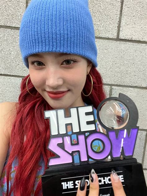 Stayc 커뮤니티 포스트 스윗~~ 더쇼 1위 정말 정말 감사해요~~ 이번 활동 파이팅 해서 열심히 하라고 주신 상이라고 생각하고 이번 활동도 열심히 할게요 스윗