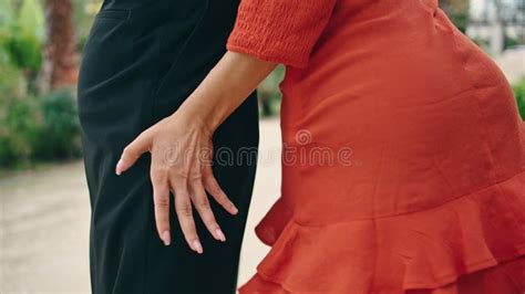 Mujer Cadera Baile De Hilatura Con Pareja Al Aire Libre Cerrar