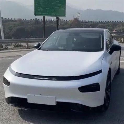 新车无号牌，上路也违法！机动车翁某登记