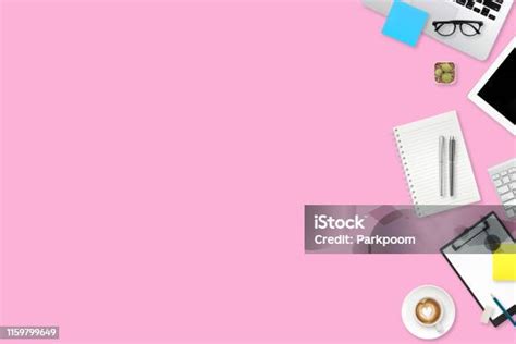 플랫 레이 또는 상단 보기 작업 공간 사무실 핑크 책상 노트북 컴퓨터 커피 컵 및 비즈니스 배경에 대 한 사용 스마트폰 0명에 대한 스톡 사진 및 기타 이미지 Istock