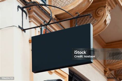 빈 골동품 블랙 스토어 간판 모형 유럽 마을의 고대 벽에 장착 된 빈 상점 간판 템플릿 간판에 대한 스톡 사진 및 기타 이미지 간판 거리 건물 정면 Istock